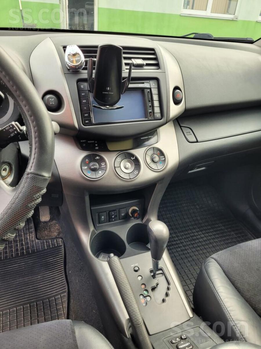 Pelēks Toyota RAV4 2010 Daugavpils, ar dzinēja tilpumu 2.20 L un nobraukumu 260 tūkst. km par 6700 €, foto 6 vietnē AUTOMOTO.COM.LV