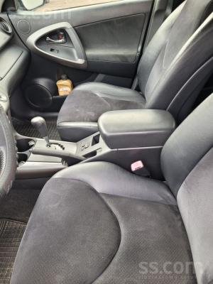 Pelēks Toyota RAV4 2010 Daugavpils, ar dzinēja tilpumu 2.20 L un nobraukumu 260 tūkst. km par 6700 €, foto 7 vietnē AUTOMOTO.COM.LV