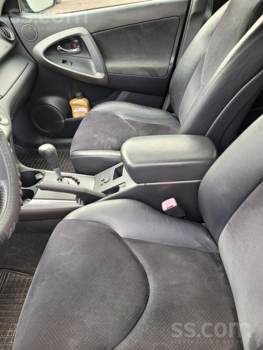Pelēks Toyota RAV4 2010 Daugavpils, ar dzinēja tilpumu 2.20 L un nobraukumu 260 tūkst. km par 6700 €, foto 7 vietnē AUTOMOTO.COM.LV