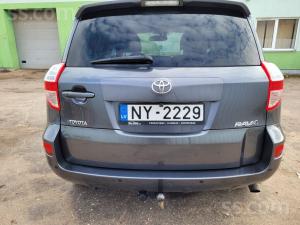 Pelēks Toyota RAV4 2010 Daugavpils, ar dzinēja tilpumu 2.20 L un nobraukumu 260 tūkst. km par 6700 €, foto 8 vietnē AUTOMOTO.COM.LV