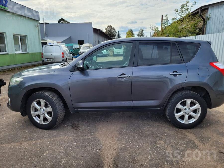 Pelēks Toyota RAV4 2010 Daugavpils, ar dzinēja tilpumu 2.20 L un nobraukumu 260 tūkst. km par 6700 €, foto 10 vietnē AUTOMOTO.COM.LV