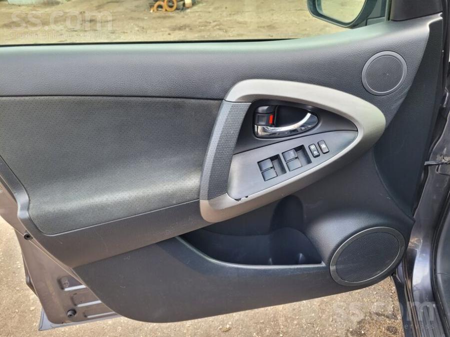 Pelēks Toyota RAV4 2010 Daugavpils, ar dzinēja tilpumu 2.20 L un nobraukumu 260 tūkst. km par 6700 €, foto 11 vietnē AUTOMOTO.COM.LV
