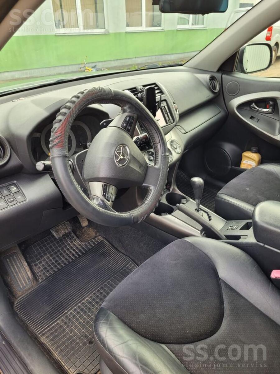 Pelēks Toyota RAV4 2010 Daugavpils, ar dzinēja tilpumu 2.20 L un nobraukumu 260 tūkst. km par 6700 €, foto 12 vietnē AUTOMOTO.COM.LV