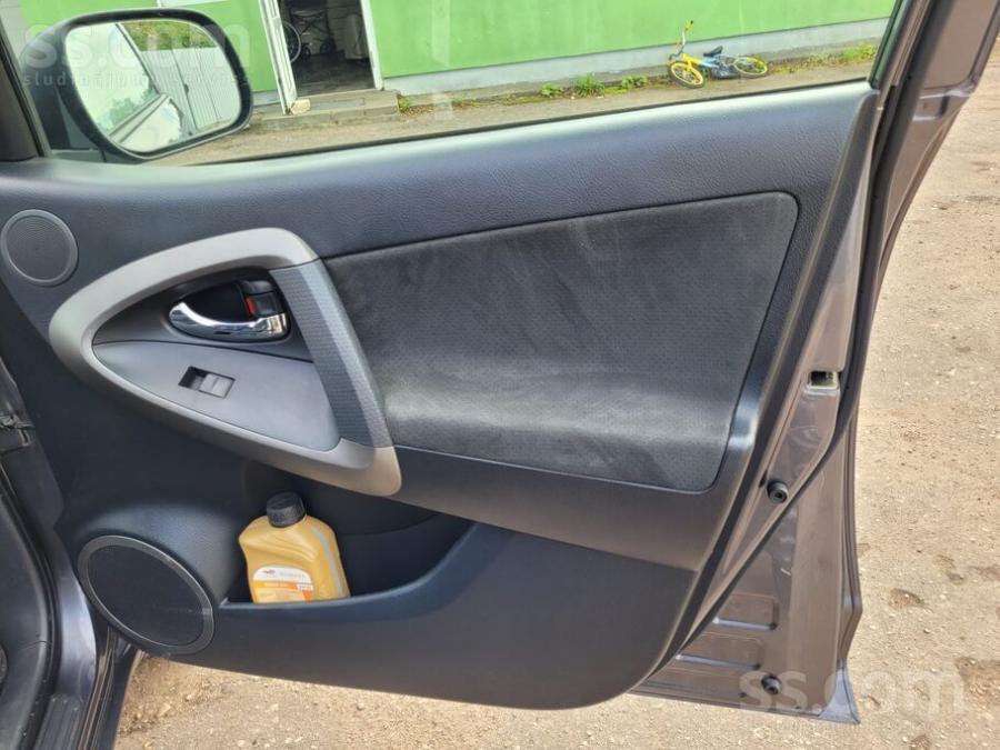 Pelēks Toyota RAV4 2010 Daugavpils, ar dzinēja tilpumu 2.20 L un nobraukumu 260 tūkst. km par 6700 €, foto 14 vietnē AUTOMOTO.COM.LV