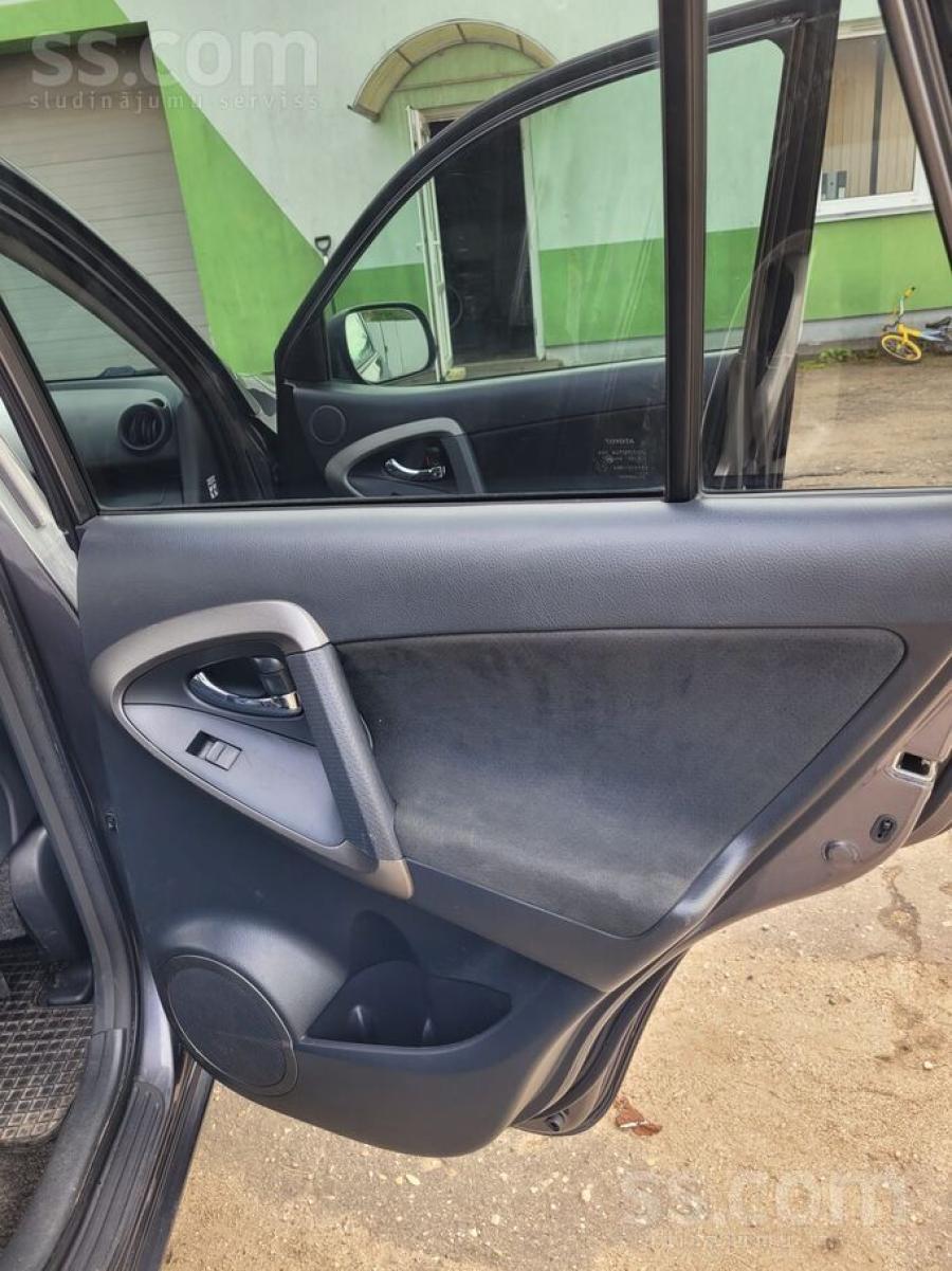 Pelēks Toyota RAV4 2010 Daugavpils, ar dzinēja tilpumu 2.20 L un nobraukumu 260 tūkst. km par 6700 €, foto 15 vietnē AUTOMOTO.COM.LV
