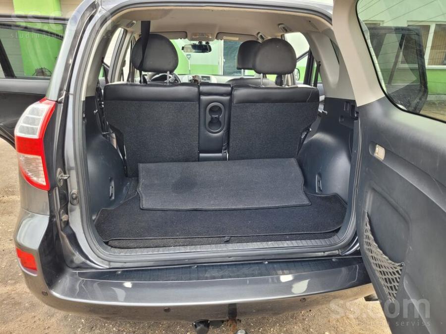 Pelēks Toyota RAV4 2010 Daugavpils, ar dzinēja tilpumu 2.20 L un nobraukumu 260 tūkst. km par 6700 €, foto 16 vietnē AUTOMOTO.COM.LV