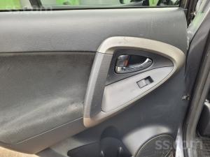 Pelēks Toyota RAV4 2010 Daugavpils, ar dzinēja tilpumu 2.20 L un nobraukumu 260 tūkst. km par 6700 €, foto 18 vietnē AUTOMOTO.COM.LV