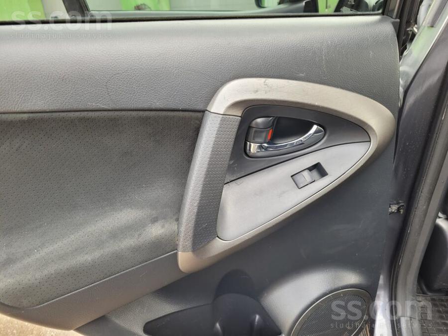 Pelēks Toyota RAV4 2010 Daugavpils, ar dzinēja tilpumu 2.20 L un nobraukumu 260 tūkst. km par 6700 €, foto 18 vietnē AUTOMOTO.COM.LV