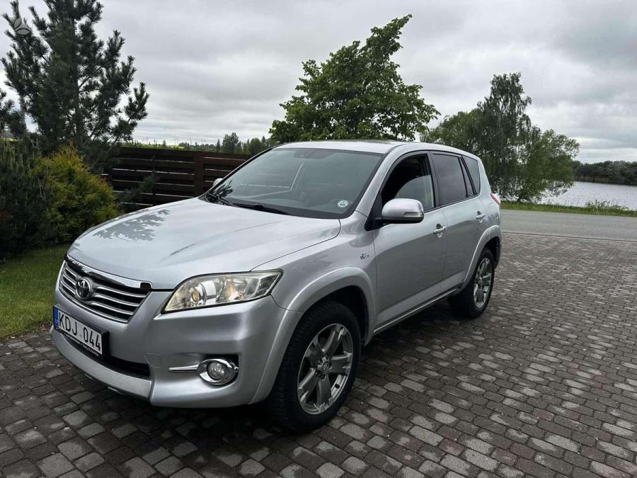 Pelēks Toyota RAV4 2010 Panevēža, ar dzinēja tilpumu 2.20 L un nobraukumu 330 tūkst. km par 4900 €, foto 1 vietnē AUTOMOTO.COM.LV