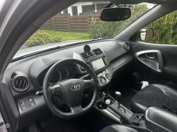 Grey Toyota RAV4 2010 in Panevezys, with an engine capacity of 2.20 L and mileage of 330 thousand km for 4900 €, photo 3 on AUTOMOTO.COM.LV