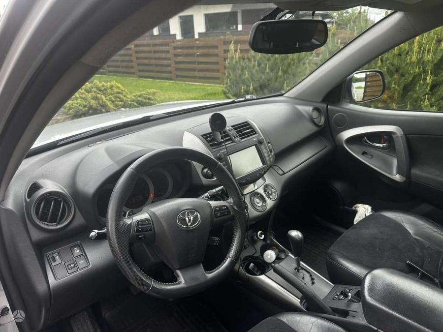 Pelēks Toyota RAV4 2010 Panevēža, ar dzinēja tilpumu 2.20 L un nobraukumu 330 tūkst. km par 4900 €, foto 3 vietnē AUTOMOTO.COM.LV