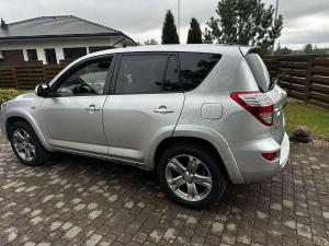 Pelēks Toyota RAV4 2010 Panevēža, ar dzinēja tilpumu 2.20 L un nobraukumu 330 tūkst. km par 4900 €, foto 5 vietnē AUTOMOTO.COM.LV
