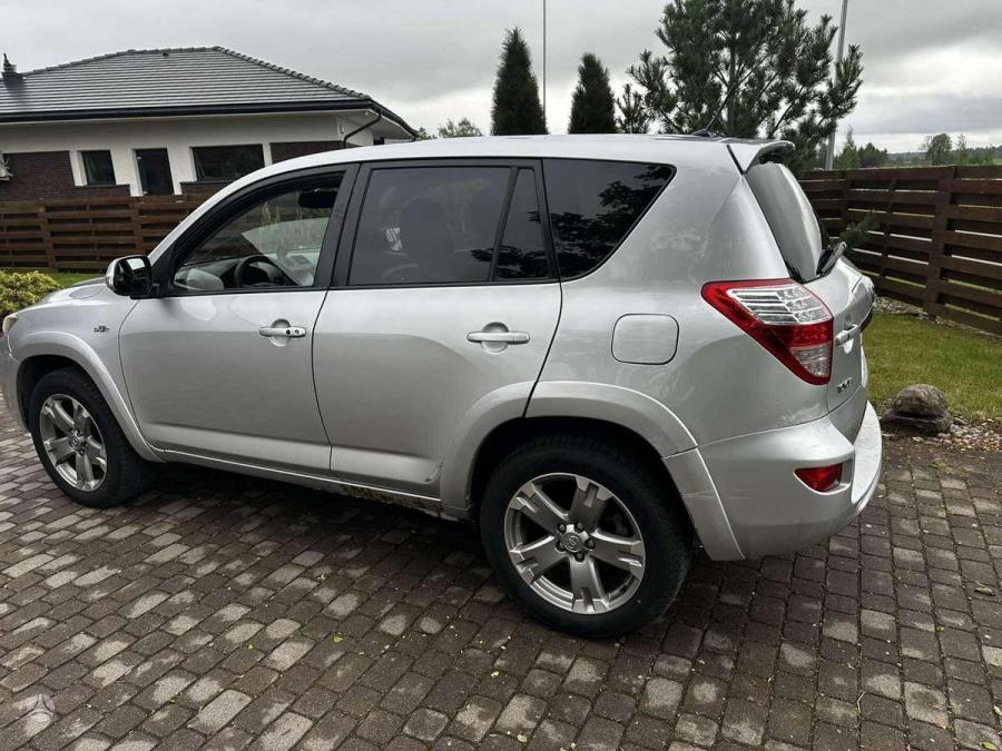 Pelēks Toyota RAV4 2010 Panevēža, ar dzinēja tilpumu 2.20 L un nobraukumu 330 tūkst. km par 4900 €, foto 5 vietnē AUTOMOTO.COM.LV