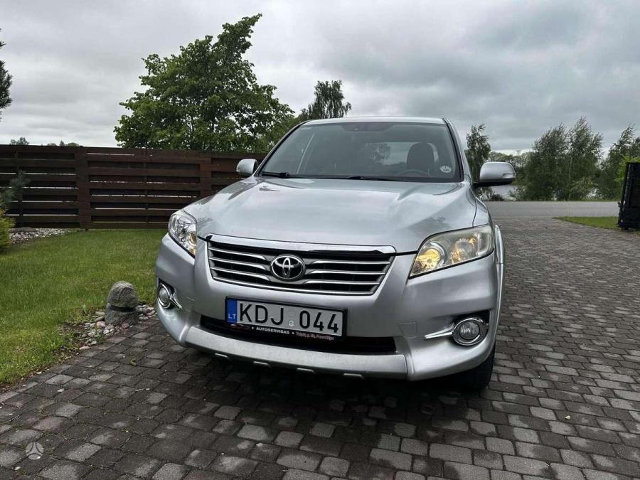 Pelēks Toyota RAV4 2010 Panevēža, ar dzinēja tilpumu 2.20 L un nobraukumu 330 tūkst. km par 4900 €, foto 7 vietnē AUTOMOTO.COM.LV
