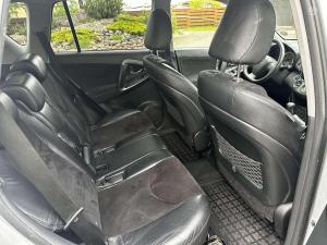 Pelēks Toyota RAV4 2010 Panevēža, ar dzinēja tilpumu 2.20 L un nobraukumu 330 tūkst. km par 4900 €, foto 9 vietnē AUTOMOTO.COM.LV