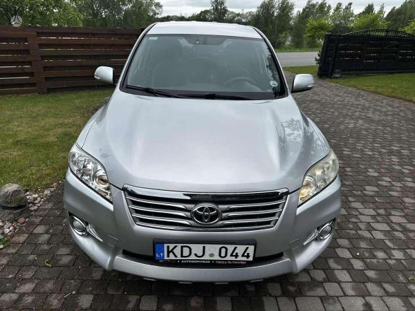 Grey Toyota RAV4 2010 in Panevezys, with an engine capacity of 2.20 L and mileage of 330 thousand km for 4900 €, photo 11 on AUTOMOTO.COM.LV