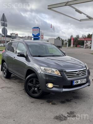 Pelēks Toyota RAV4 2010 Rīga, ar dzinēja tilpumu 2.00 L un nobraukumu 202 tūkst. km par 6900 €, foto  vietnē AUTOMOTO.COM.LV