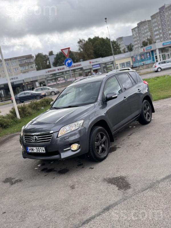 Toyota RAV4 2010 in Riga on AUTOMOTO.COM.LV Grey Toyota RAV4 2010 in Riga, with an engine capacity of 2.00 L and mileage of 202 thousand km for 6900 €, photo 3 on AUTOMOTO.COM.LV