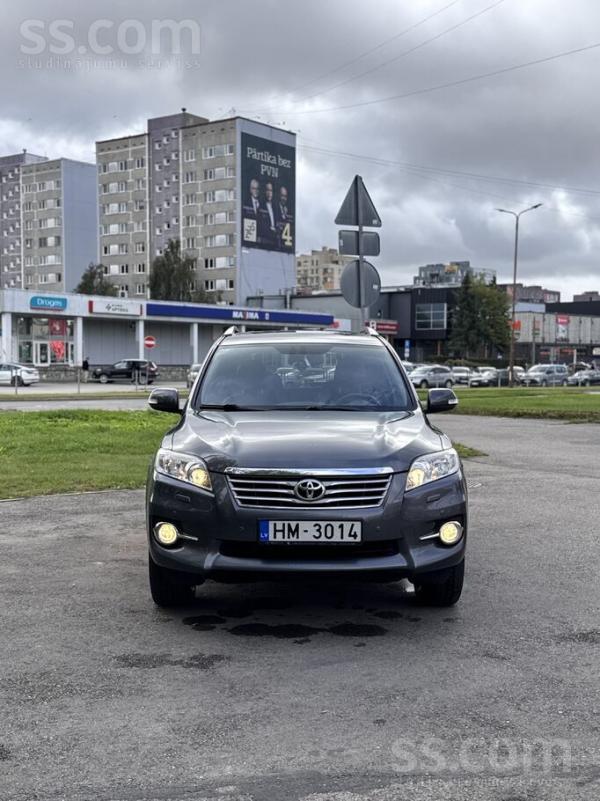 Toyota RAV4 2010 in Riga on AUTOMOTO.COM.LV Grey Toyota RAV4 2010 in Riga, with an engine capacity of 2.00 L and mileage of 202 thousand km for 6900 €, photo 9 on AUTOMOTO.COM.LV