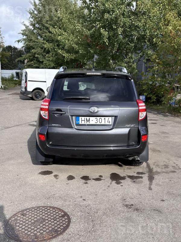 Toyota RAV4 2010 in Riga on AUTOMOTO.COM.LV Grey Toyota RAV4 2010 in Riga, with an engine capacity of 2.00 L and mileage of 202 thousand km for 6900 €, photo 11 on AUTOMOTO.COM.LV
