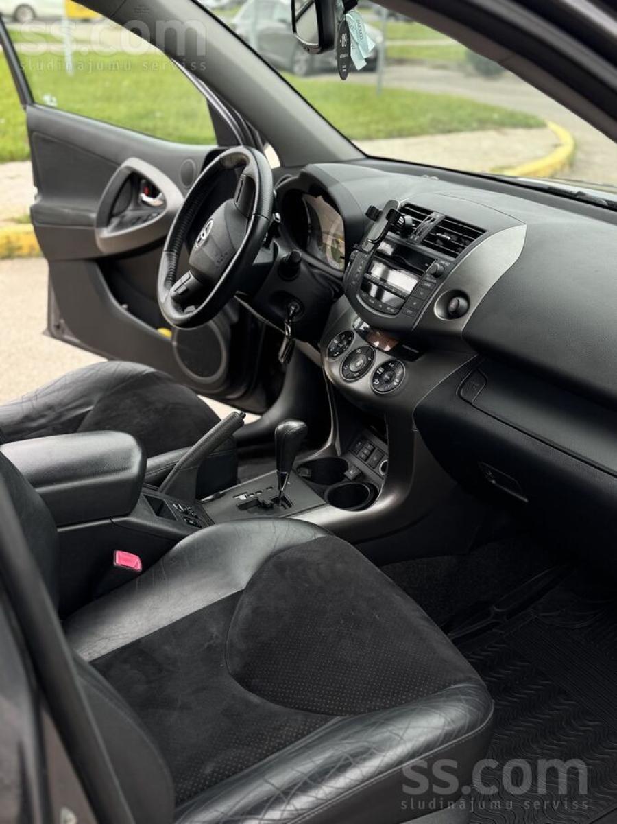 Pelēks Toyota RAV4 2010 Rīga, ar dzinēja tilpumu 2.00 L un nobraukumu 202 tūkst. km par 6900 €, foto 12 vietnē AUTOMOTO.COM.LV