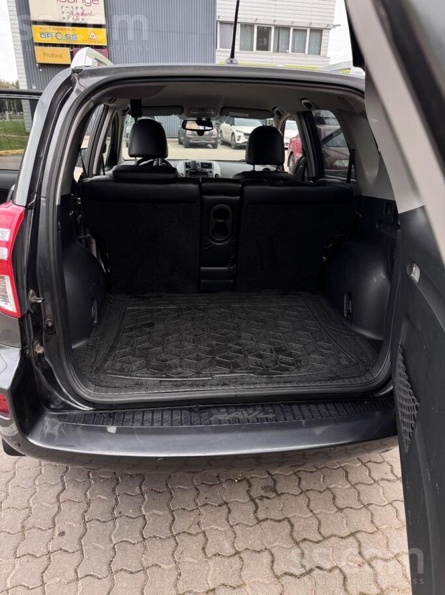 Pelēks Toyota RAV4 2010 Rīga, ar dzinēja tilpumu 2.00 L un nobraukumu 202 tūkst. km par 6900 €, foto 16 vietnē AUTOMOTO.COM.LV
