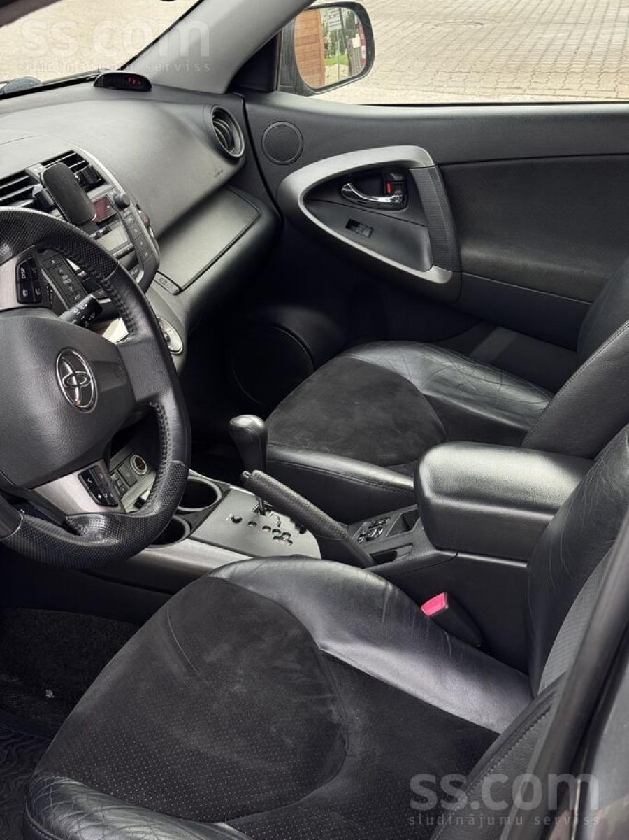Pelēks Toyota RAV4 2010 Rīga, ar dzinēja tilpumu 2.00 L un nobraukumu 202 tūkst. km par 6900 €, foto 17 vietnē AUTOMOTO.COM.LV