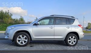 Grey Toyota RAV4 2010 in Riga, with an engine capacity of 2.20 L and mileage of 208 thousand km for 7900 €, photo  on AUTOMOTO.COM.LV