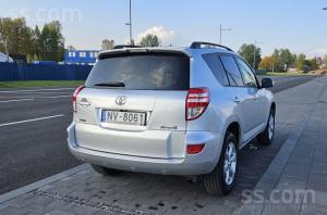 Pelēks Toyota RAV4 2010 Rīga, ar dzinēja tilpumu 2.20 L un nobraukumu 208 tūkst. km par 7900 €, foto 4 vietnē AUTOMOTO.COM.LV