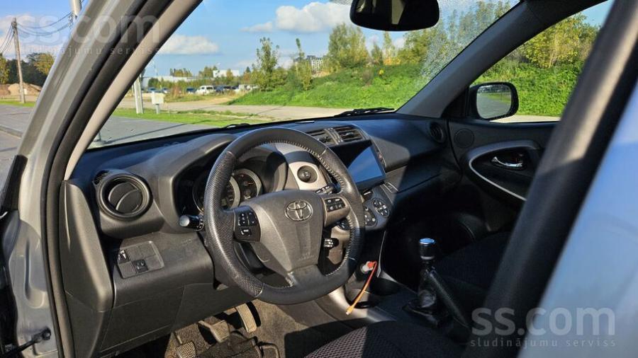 Pelēks Toyota RAV4 2010 Rīga, ar dzinēja tilpumu 2.20 L un nobraukumu 208 tūkst. km par 7900 €, foto 8 vietnē AUTOMOTO.COM.LV