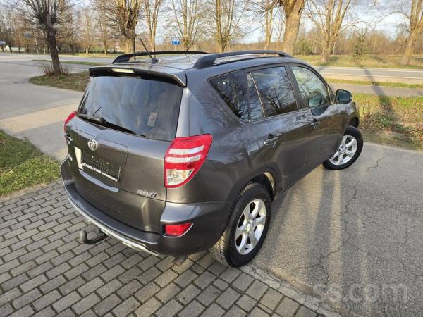 Pelēks Toyota RAV4 2011 Ogre, ar dzinēja tilpumu 2.20 L un nobraukumu 238 tūkst. km par 8870 €, foto 2 vietnē AUTOMOTO.COM.LV