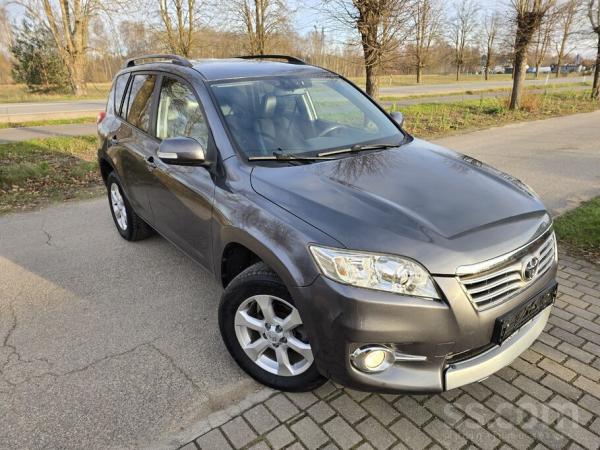 Pelēks Toyota RAV4 2011 Ogre, ar dzinēja tilpumu 2.20 L un nobraukumu 238 tūkst. km par 8870 €, foto 3 vietnē AUTOMOTO.COM.LV
