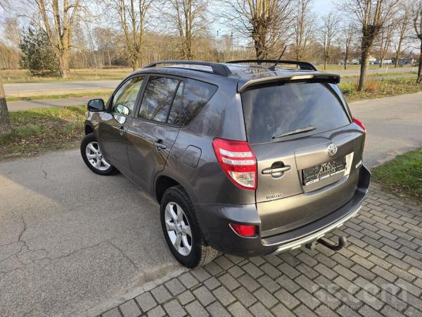 Pelēks Toyota RAV4 2011 Ogre, ar dzinēja tilpumu 2.20 L un nobraukumu 238 tūkst. km par 8870 €, foto 4 vietnē AUTOMOTO.COM.LV