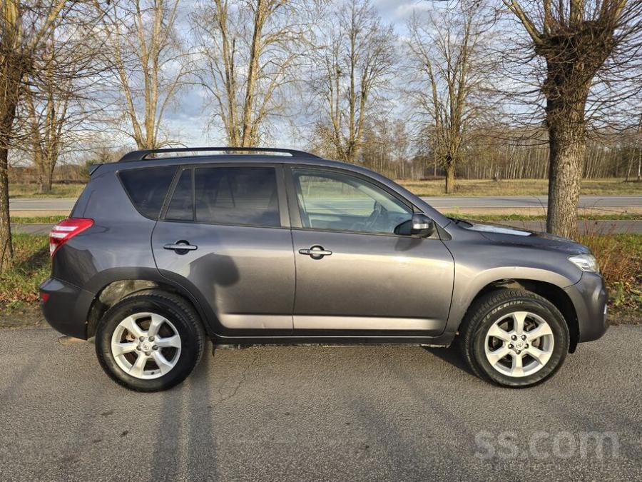 Pelēks Toyota RAV4 2011 Ogre, ar dzinēja tilpumu 2.20 L un nobraukumu 238 tūkst. km par 8849 €, foto 6 vietnē AUTOMOTO.COM.LV