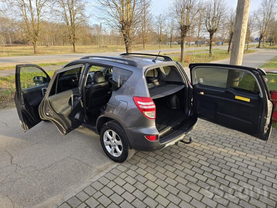 Pelēks Toyota RAV4 2011 Ogre, ar dzinēja tilpumu 2.20 L un nobraukumu 238 tūkst. km par 8849 €, foto 9 vietnē AUTOMOTO.COM.LV