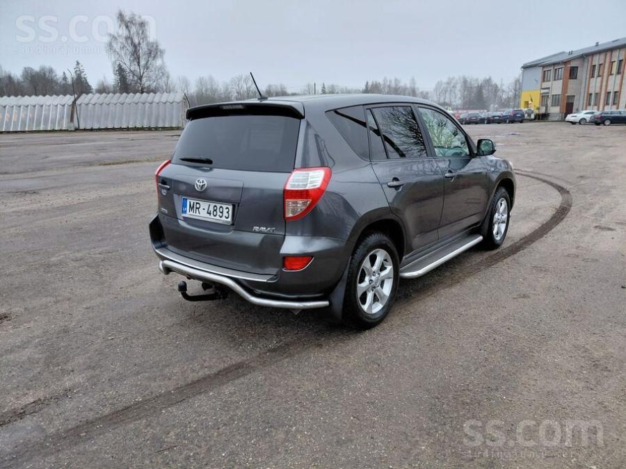 Pelēks Toyota RAV4 2011 Talsi, ar dzinēja tilpumu 2.20 L un nobraukumu 194 tūkst. km par 6500 €, foto 4 vietnē AUTOMOTO.COM.LV