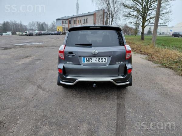 Pelēks Toyota RAV4 2011 Talsi, ar dzinēja tilpumu 2.20 L un nobraukumu 194 tūkst. km par 6700 €, foto 5 vietnē AUTOMOTO.COM.LV