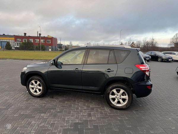 Grey Toyota RAV4 2011 in Telschi, with an engine capacity of 2.23 L and mileage of 259 thousand km for 7300 €, photo 4 on AUTOMOTO.COM.LV