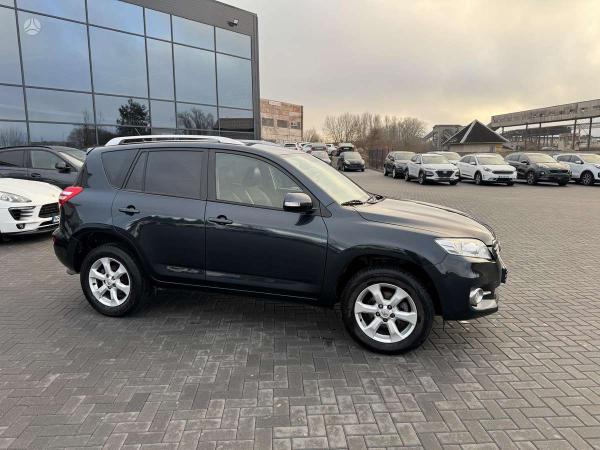 Grey Toyota RAV4 2011 in Telschi, with an engine capacity of 2.23 L and mileage of 259 thousand km for 7300 €, photo 9 on AUTOMOTO.COM.LV