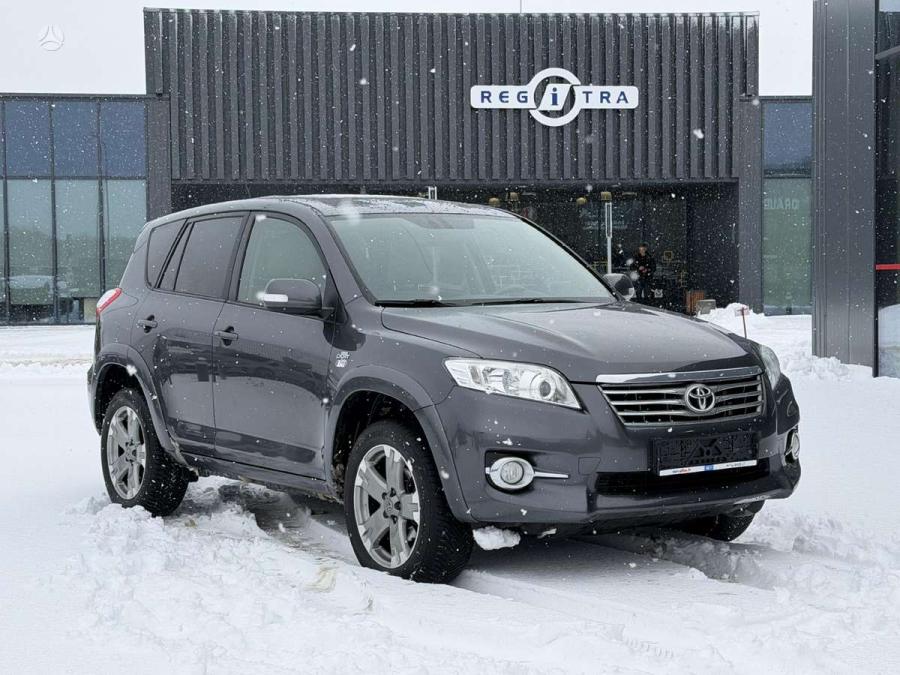Grey Toyota RAV4 2011 in Siauliai, with an engine capacity of 2.23 L and mileage of 196 thousand km for 8790 €, photo 3 on AUTOMOTO.COM.LV