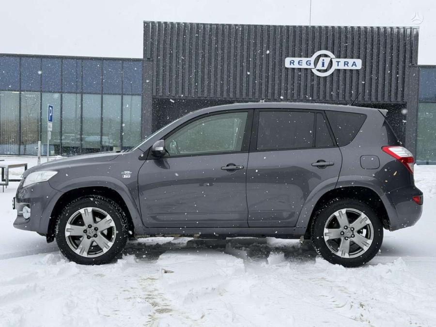 Grey Toyota RAV4 2011 in Siauliai, with an engine capacity of 2.23 L and mileage of 196 thousand km for 8790 €, photo 4 on AUTOMOTO.COM.LV