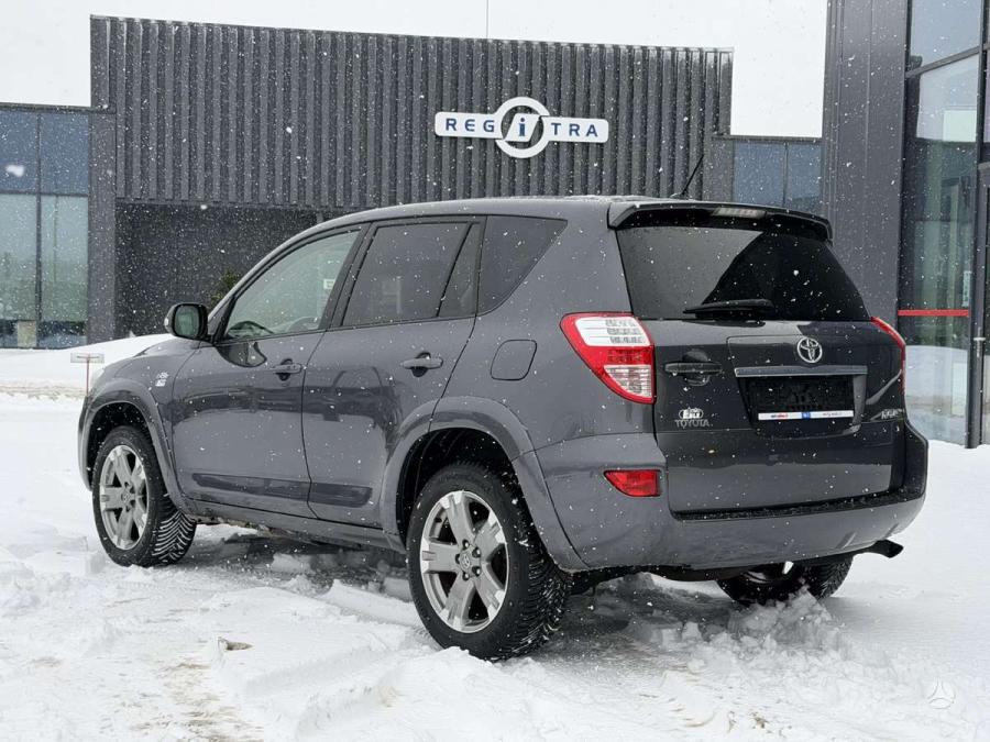 Grey Toyota RAV4 2011 in Siauliai, with an engine capacity of 2.23 L and mileage of 196 thousand km for 8790 €, photo 5 on AUTOMOTO.COM.LV