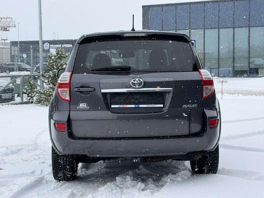 Grey Toyota RAV4 2011 in Siauliai, with an engine capacity of 2.23 L and mileage of 196 thousand km for 8790 €, photo 6 on AUTOMOTO.COM.LV