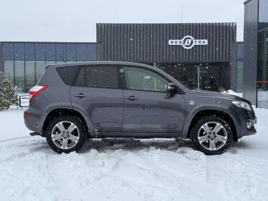 Grey Toyota RAV4 2011 in Siauliai, with an engine capacity of 2.23 L and mileage of 196 thousand km for 8790 €, photo 8 on AUTOMOTO.COM.LV