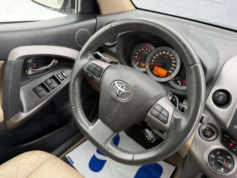 Grey Toyota RAV4 2011 in Siauliai, with an engine capacity of 2.23 L and mileage of 196 thousand km for 8790 €, photo 22 on AUTOMOTO.COM.LV