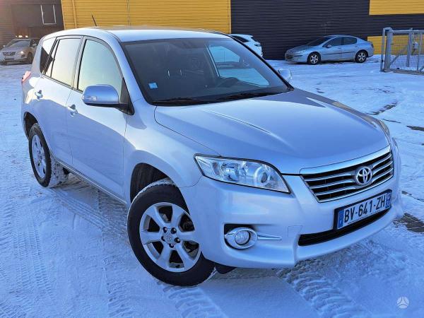 Grey Toyota RAV4 2011 in Taurage, with an engine capacity of 2.23 L and mileage of 221 thousand km for 6500 €, photo 1 on AUTOMOTO.COM.LV