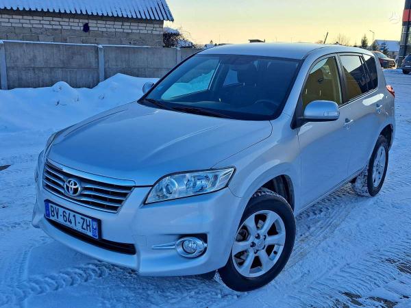 Grey Toyota RAV4 2011 in Taurage, with an engine capacity of 2.23 L and mileage of 221 thousand km for 6500 €, photo 2 on AUTOMOTO.COM.LV