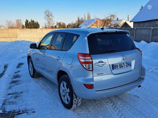 Grey Toyota RAV4 2011 in Taurage, with an engine capacity of 2.23 L and mileage of 221 thousand km for 6500 €, photo 4 on AUTOMOTO.COM.LV
