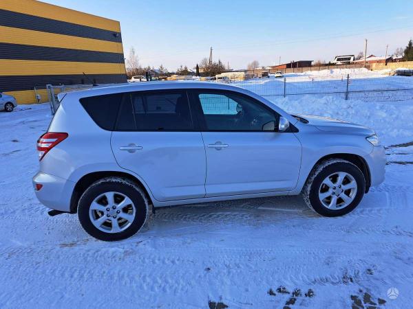 Grey Toyota RAV4 2011 in Taurage, with an engine capacity of 2.23 L and mileage of 221 thousand km for 6500 €, photo 6 on AUTOMOTO.COM.LV