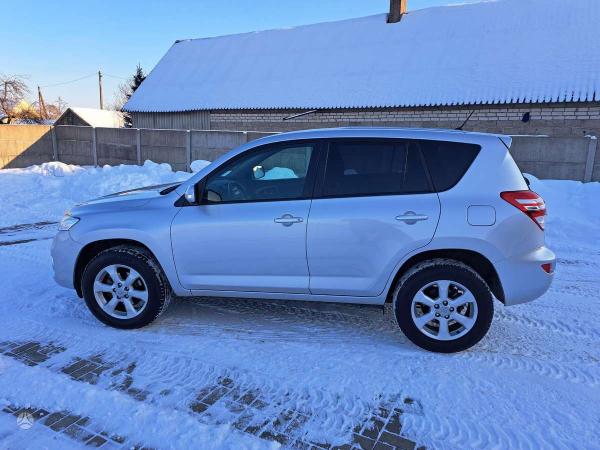 Grey Toyota RAV4 2011 in Taurage, with an engine capacity of 2.23 L and mileage of 221 thousand km for 6500 €, photo 7 on AUTOMOTO.COM.LV